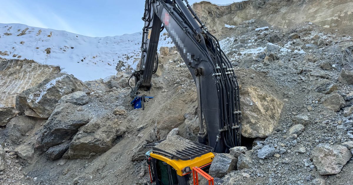 Arbeiter (47) mit Bagger in Steinbruch in Gries am Brenner von ...