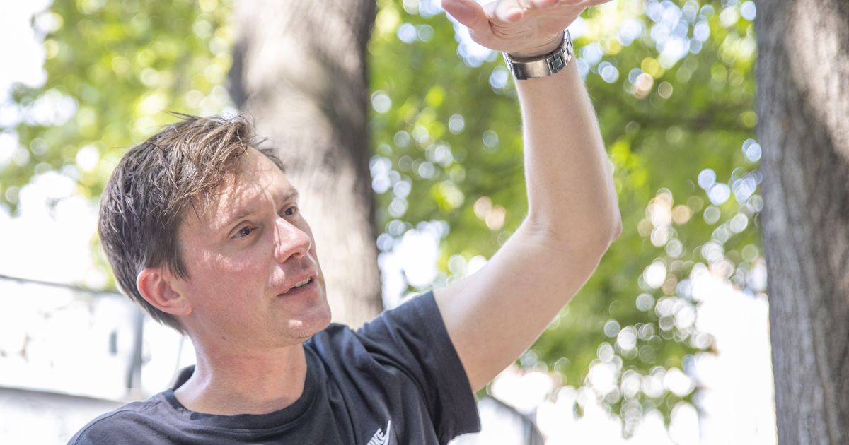 Trost im Trubel: Dominik Barta präsentiert „Tür an Tür“ in Innsbruck ...