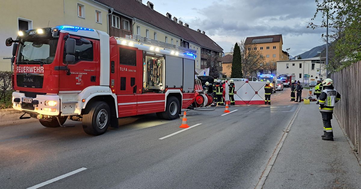 Schwerer Unfall in Imst: Autofahrer prallte heftig gegen geparkten ...