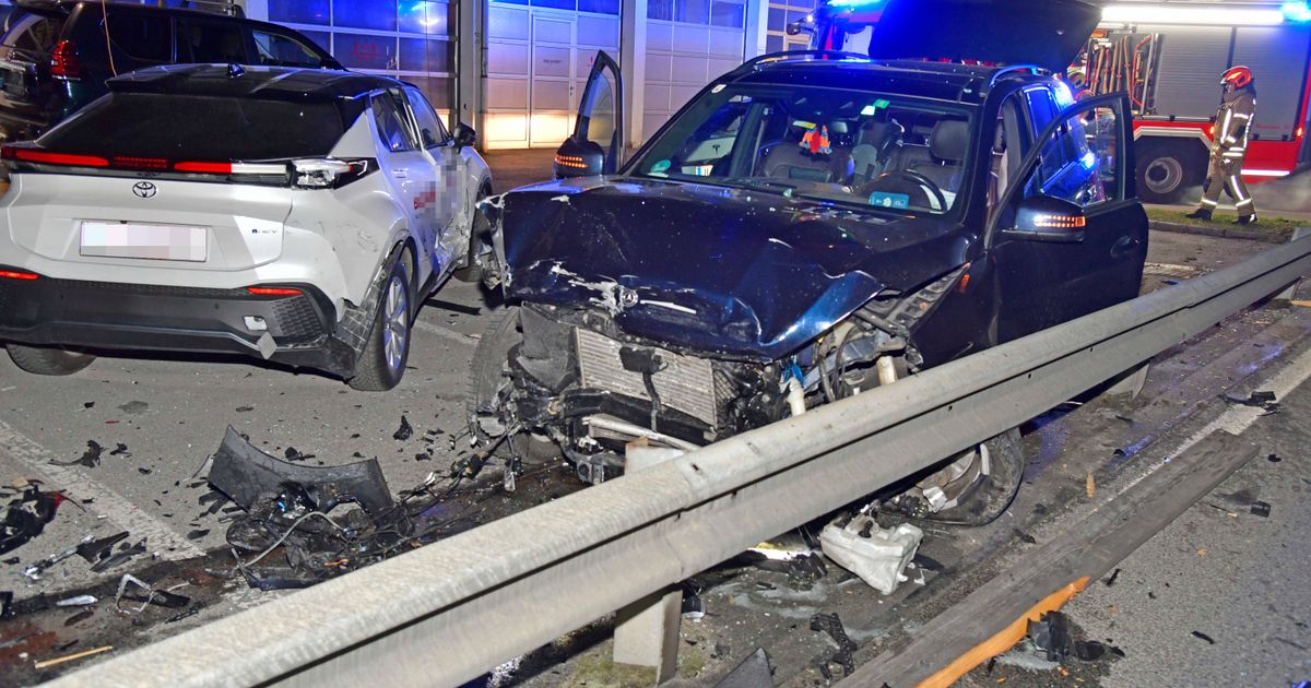 Unfall mit Blechschaden in Hall: 53-Jähriger krachte in Autohaus-Parkplatz | Tiroler ...