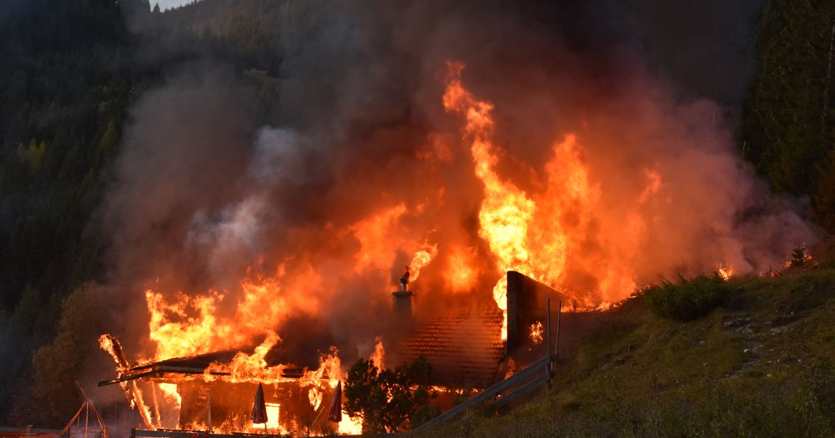 „Die Alm gibt es nicht mehr“: Buchauer Alm in Maurach durch Feuer ...