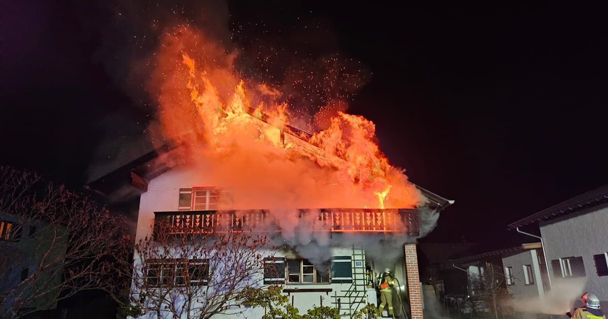 Haus in Reutte in Vollbrand: Feuerwehrmann und Bewohner ins Krankenhaus ...