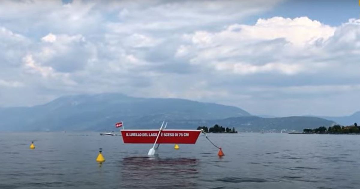 Schwebendes Boot über Gardasee: Streit um Installation zu Klimawandel ...
