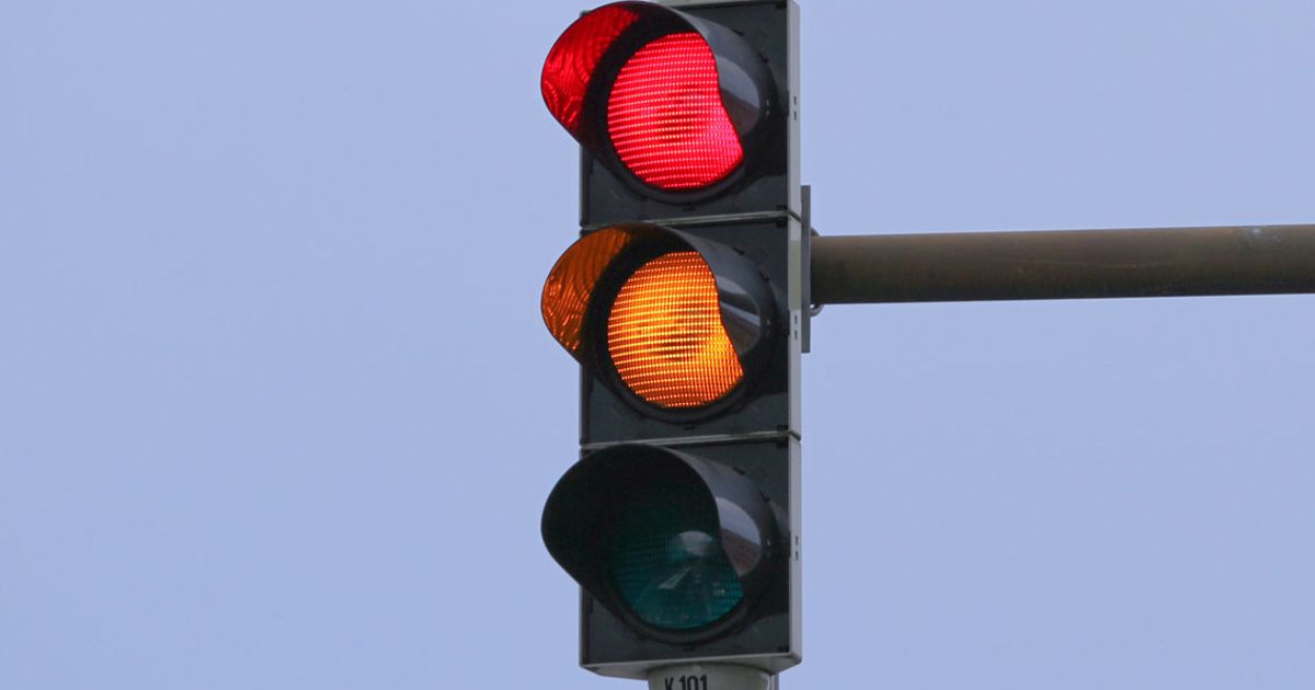 Rote Ampel übersehen: 19-Jährige krachte in Salzburg in Polizeiauto ...