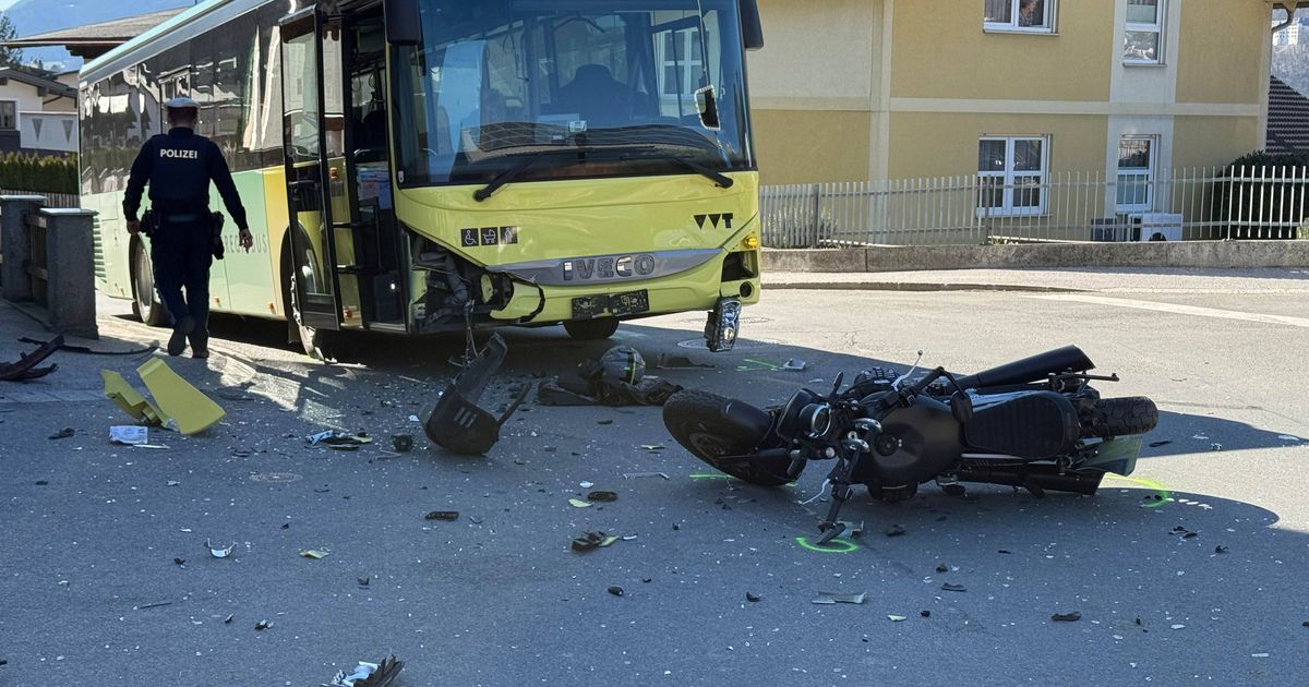 Motorradfahrer prallte in Buch gegen Pkw und wurde gegen Linienbus geschleudert | Tiroler ...
