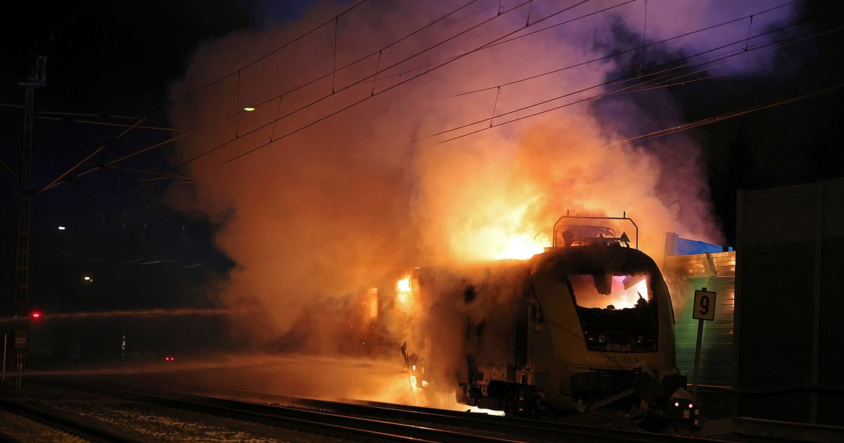 Video zeigt „Feuerfahrt”: Brennende „Geisterlok” kurz vor Salzburg ...