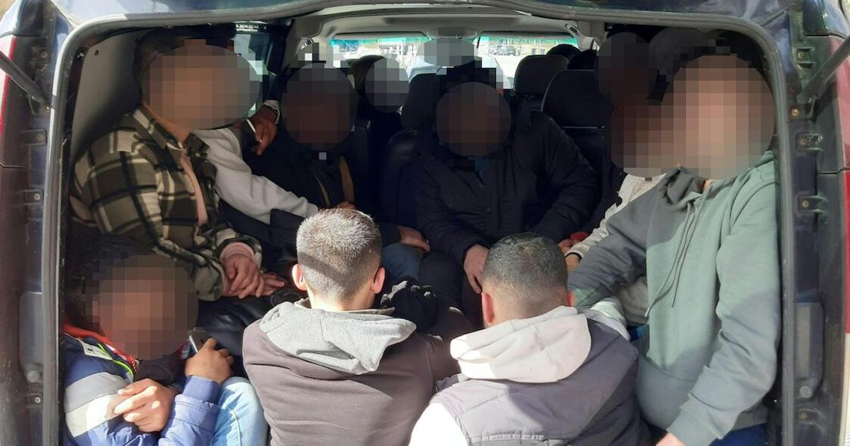 Faszinierend Zu Viele Personen Im Auto Ebenbild