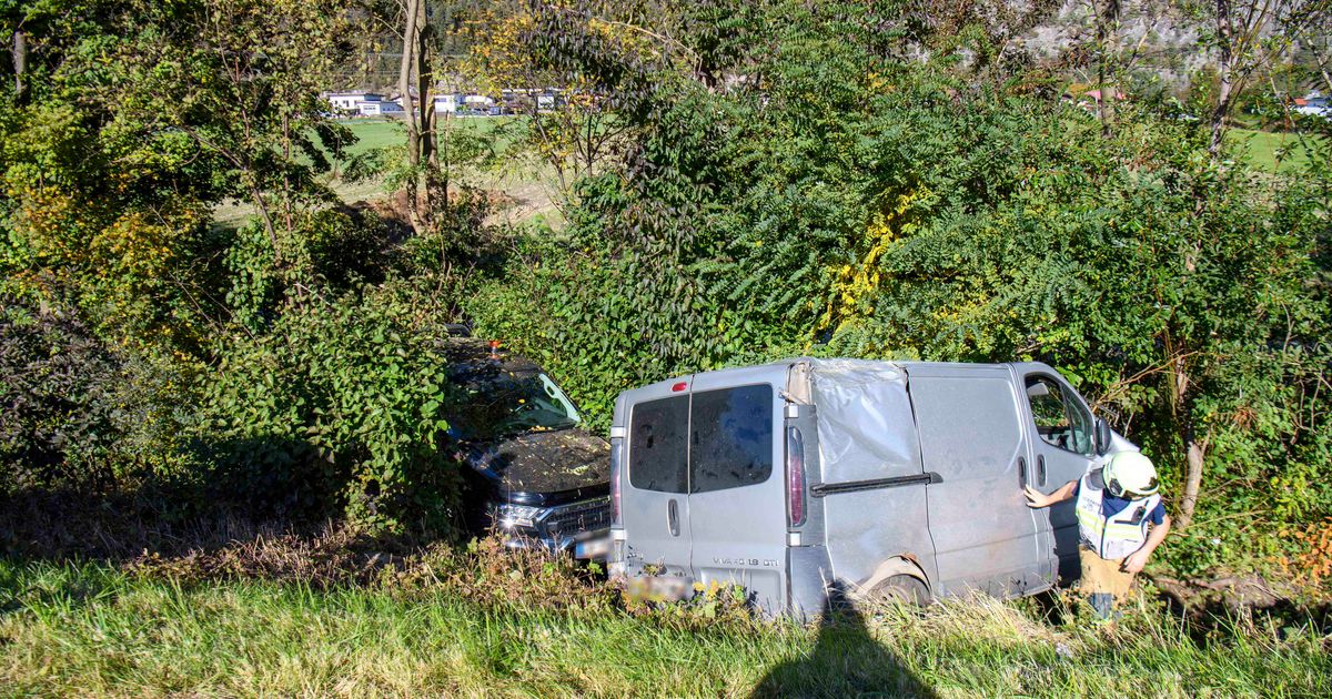 Zwei Autos landeten bei Unfall in Pettnau in Graben: Beide Lenker unverletzt | Tiroler ...