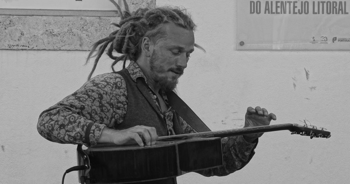 Quer durch Portugal: Mario Parizek ist mit seiner Gitarre auf Tour ...